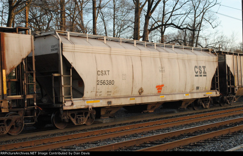 CSX Hopper leaking Bauxite